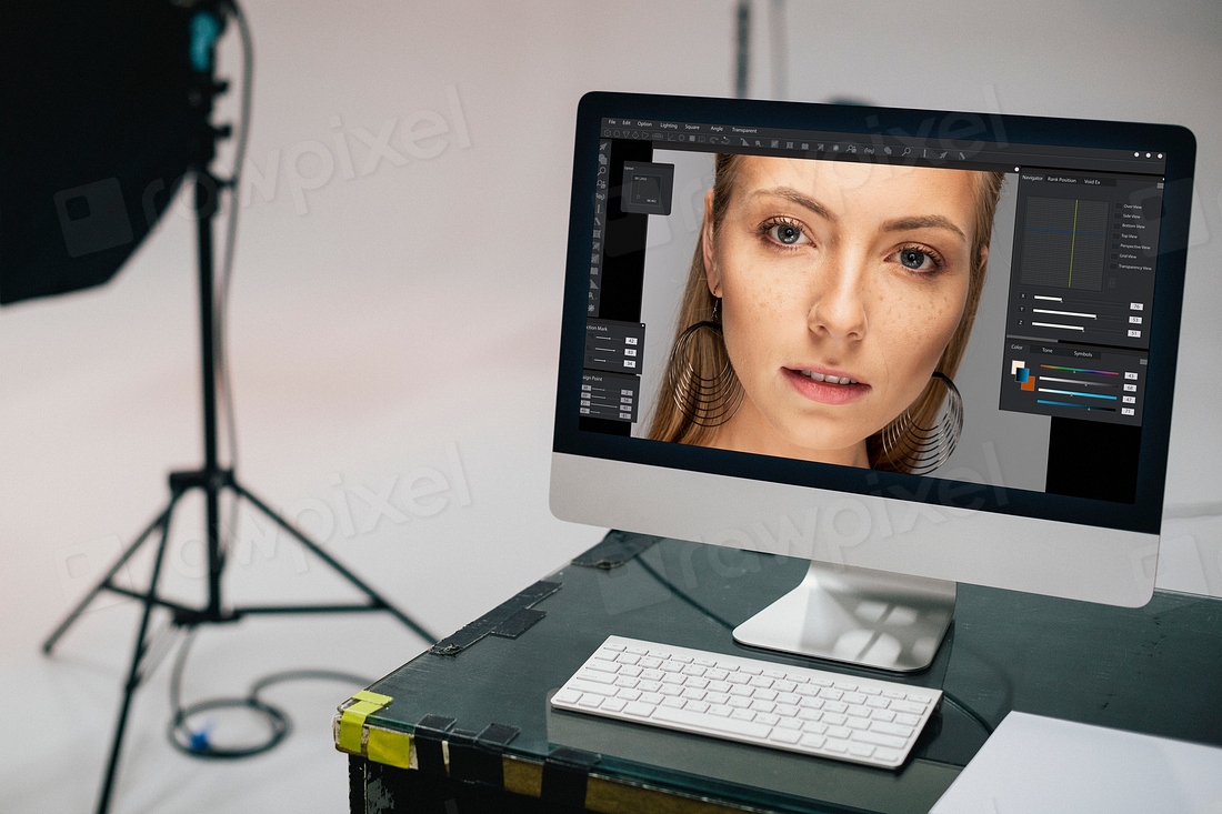 Female Model Computer Screen Premium Psd Mockup Rawpixel