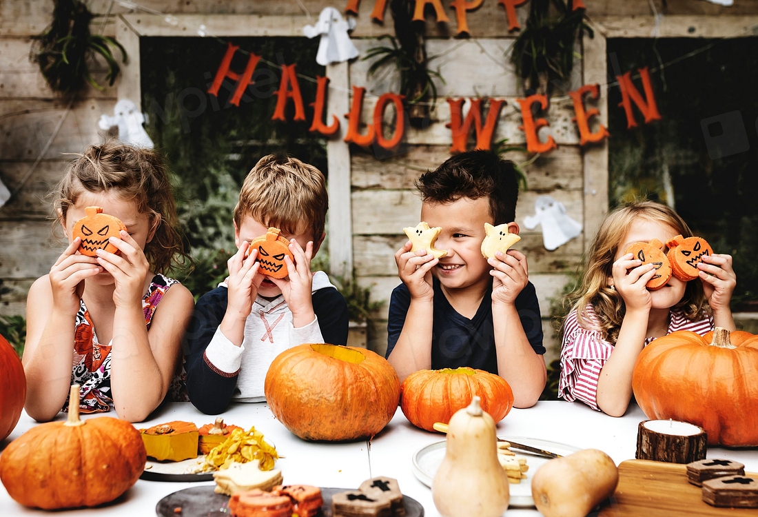 Little kids at Halloween party | Premium Photo - rawpixel