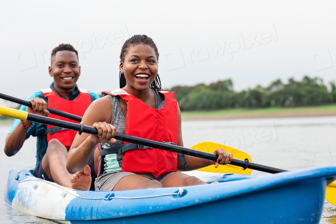 Couple canoeing in a lake | Premium Photo - rawpixel
