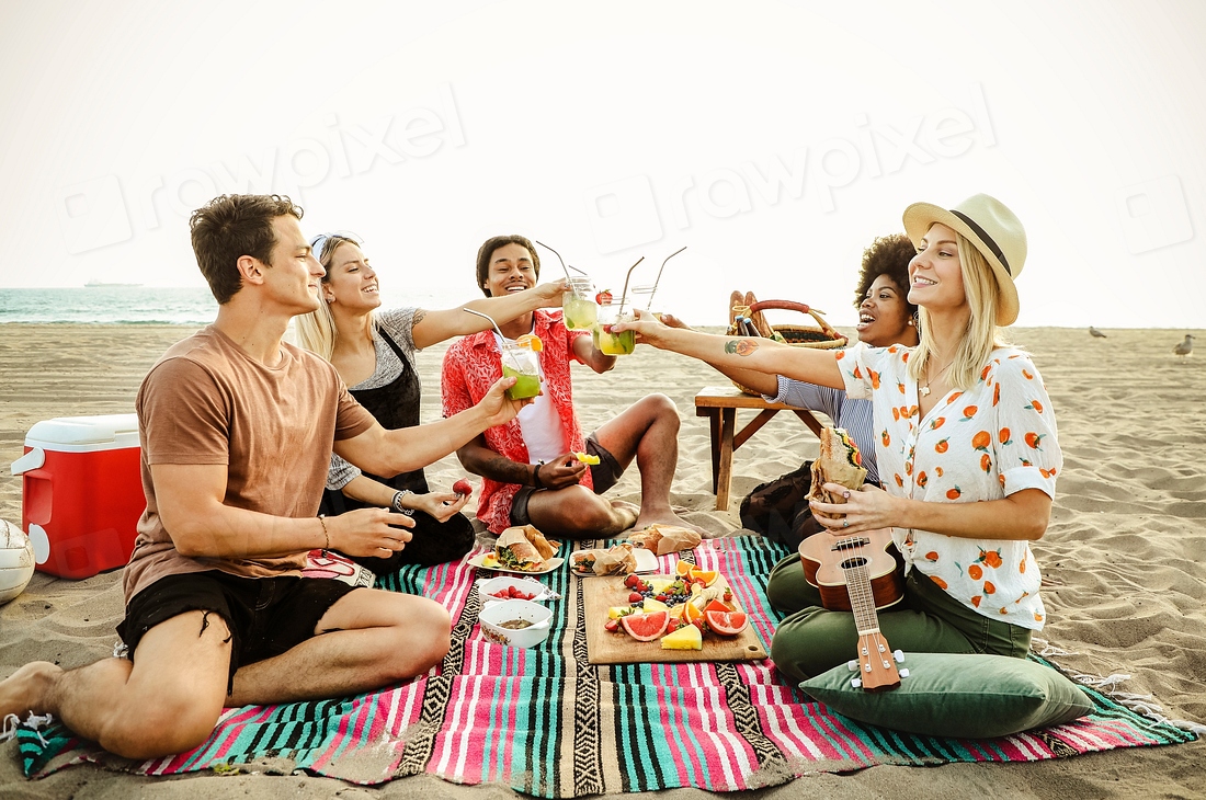 Diverse friends enjoying beach picnic | Premium Photo - rawpixel