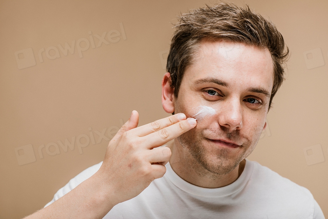 Young man applying facial cream | Premium Photo - rawpixel