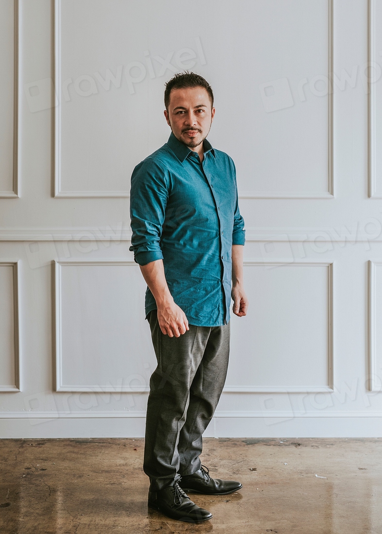 Young businessman standing white wall | Premium Photo - rawpixel