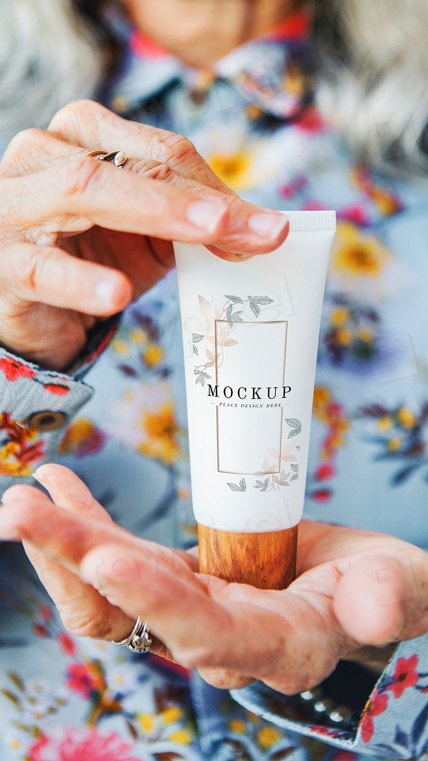 Woman holding lotion both hands | Premium PSD Mockup - rawpixel