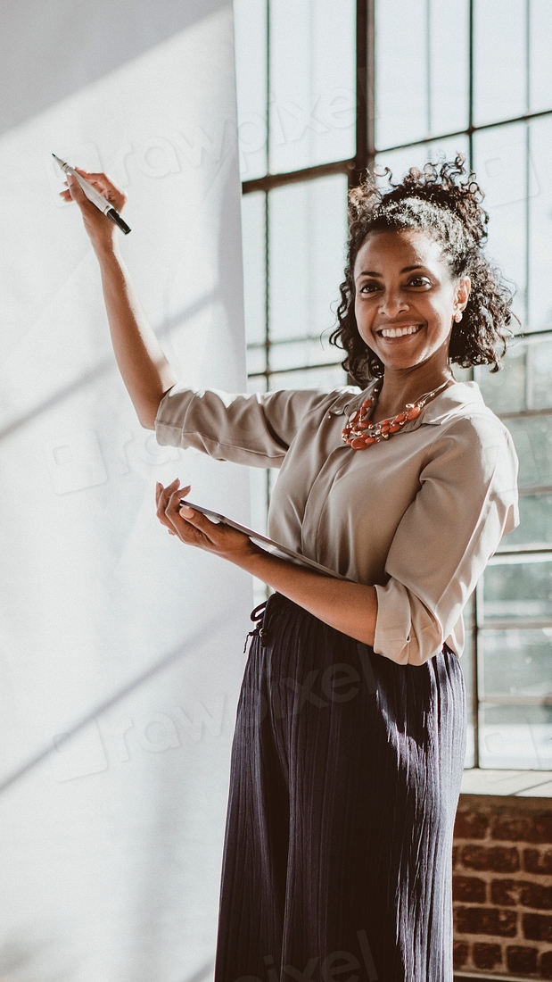 Businesswoman standing by a presentation | Premium Photo - rawpixel