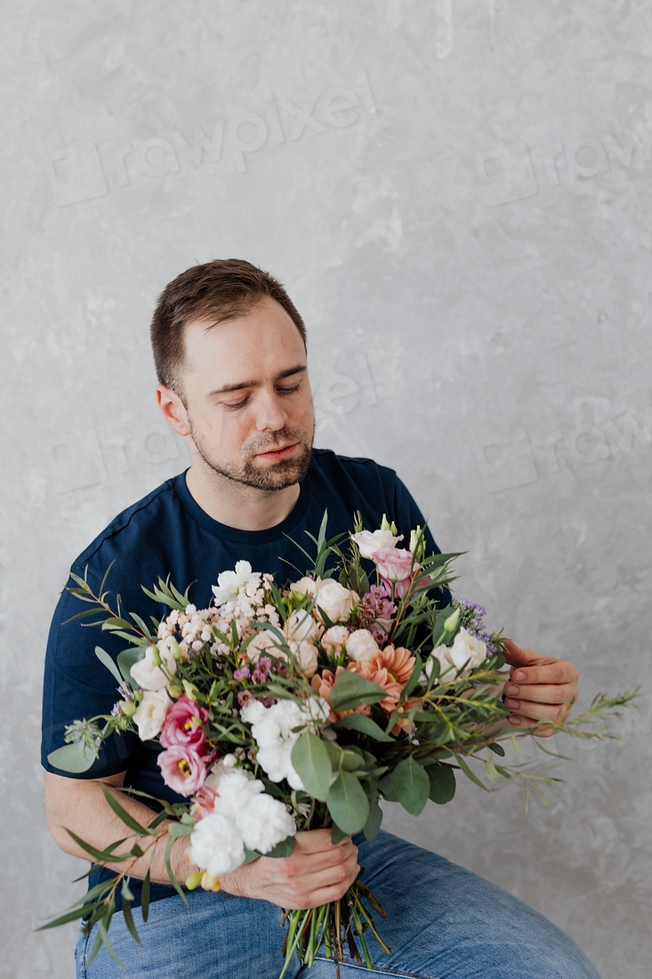 Man bouquet fresh flowers | Premium Photo - rawpixel