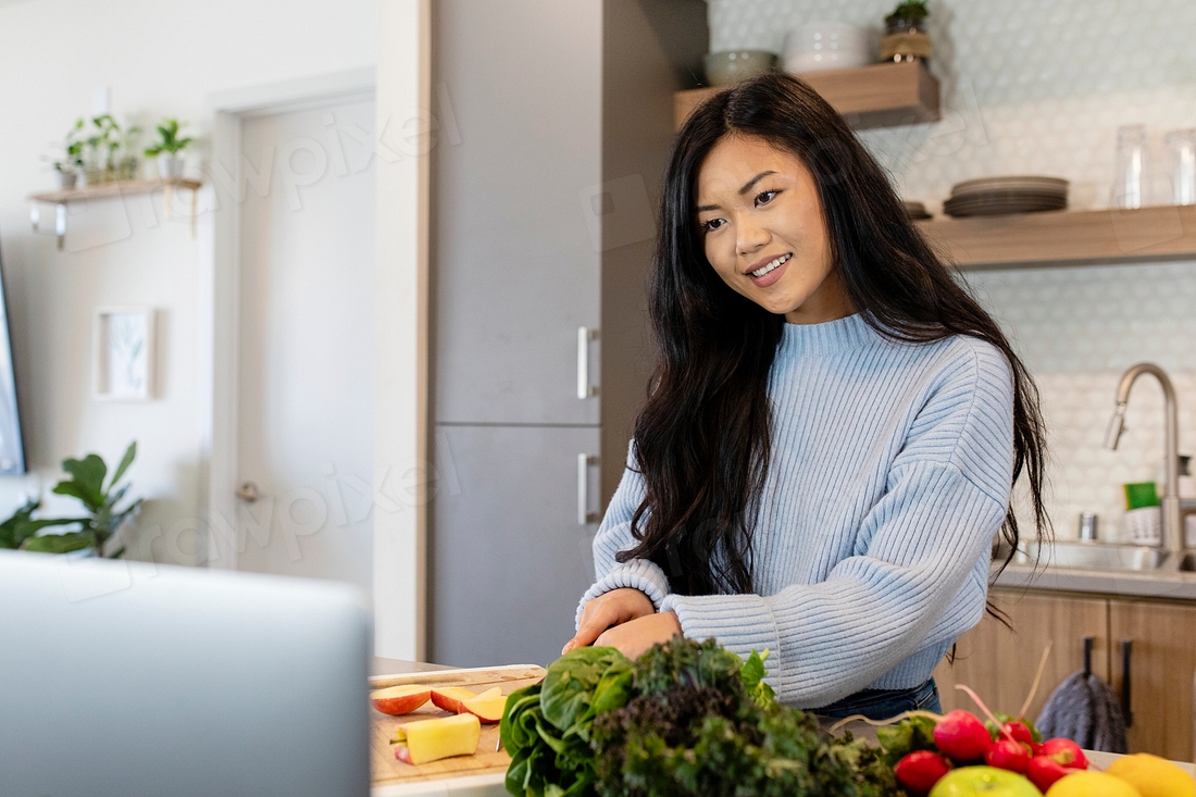 Virtual cooking class laptop kitchen | Premium Photo - rawpixel