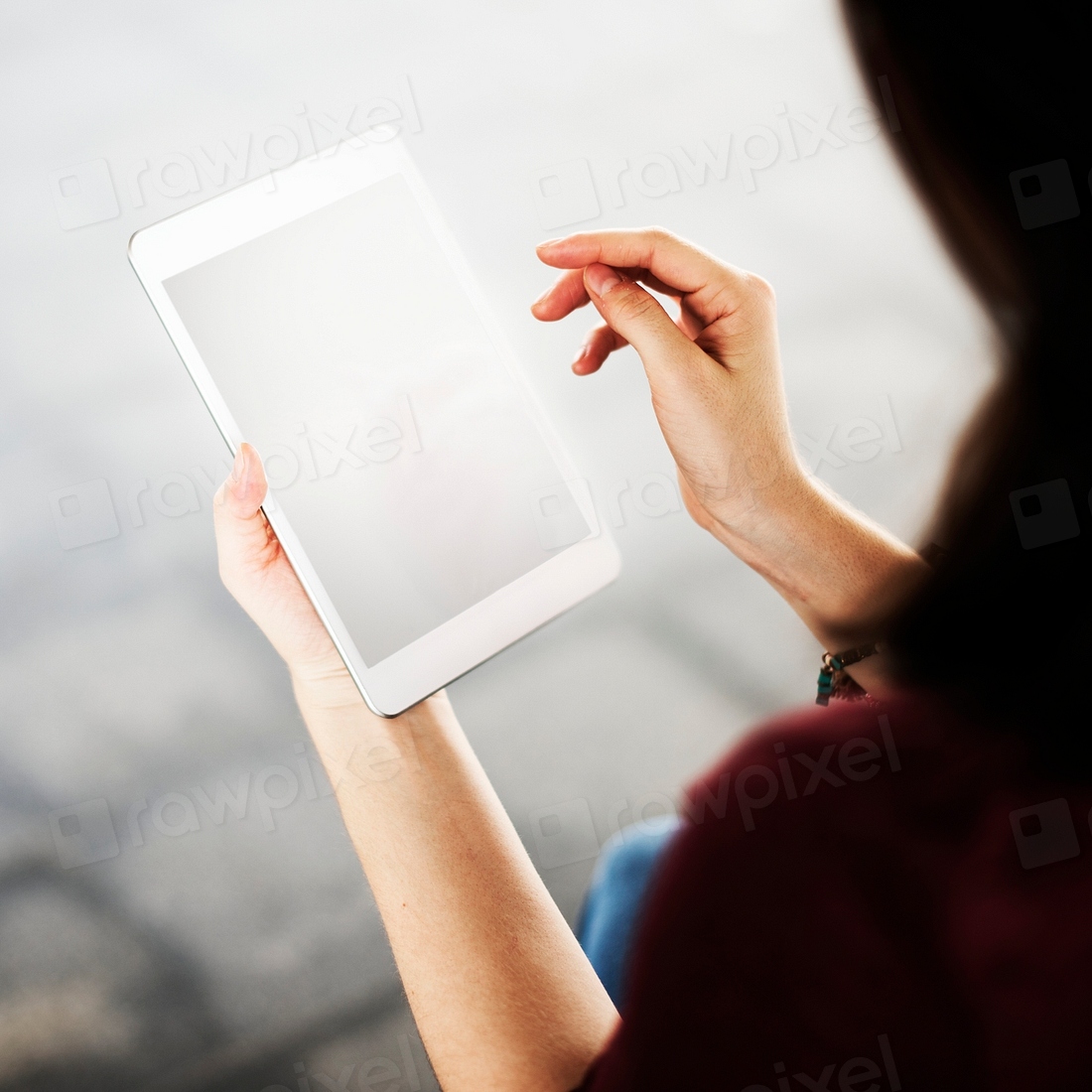 Adult using tablet design space | Premium PSD - rawpixel