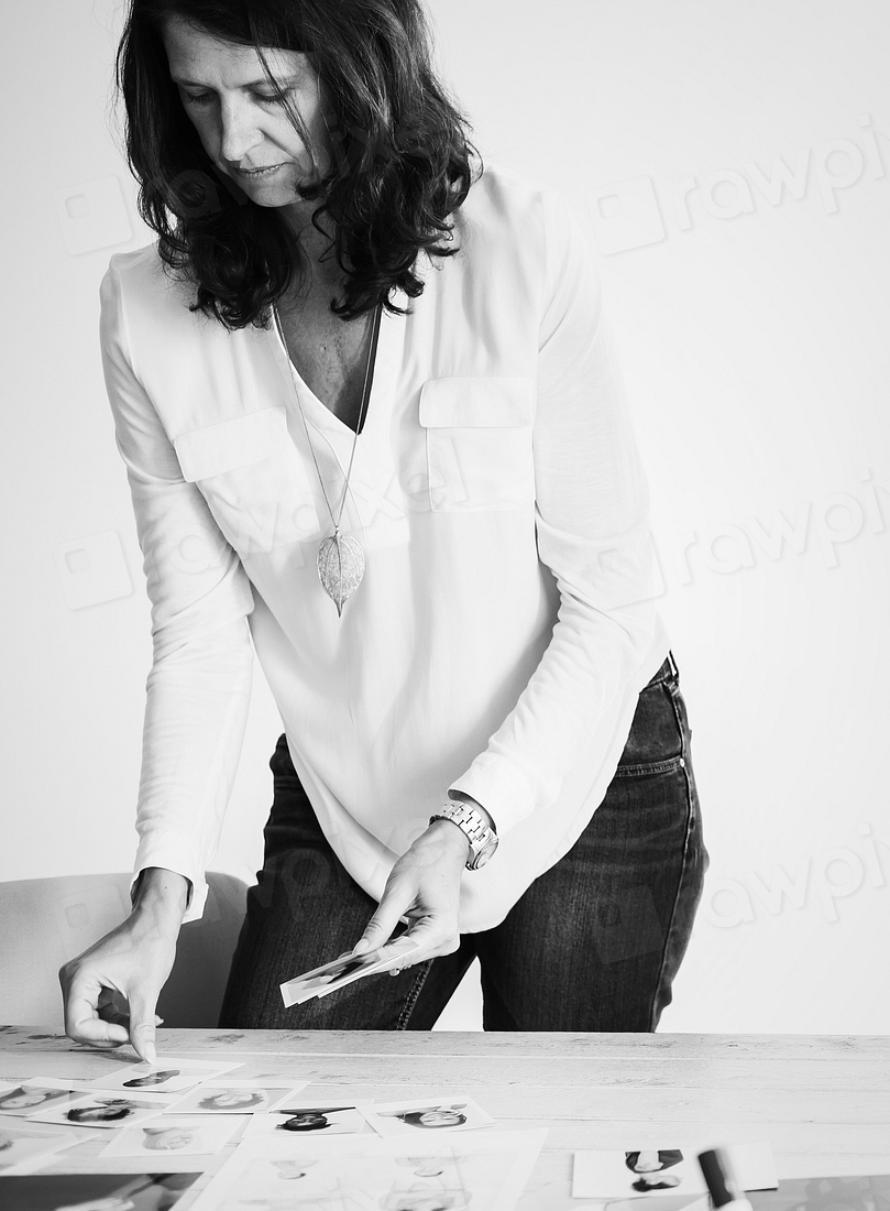 Magazine editor selecting models photos | Premium Photo - rawpixel