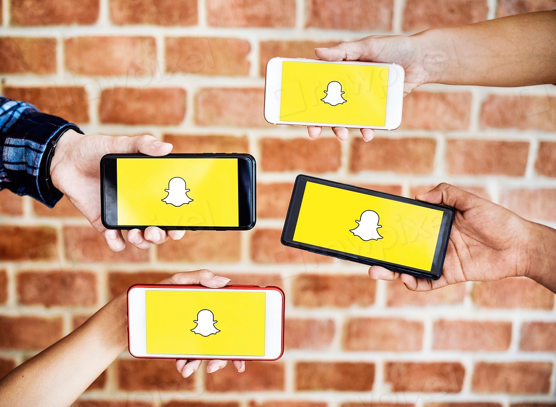 Group people using Snapchat. BANGKOK | Free Photo - rawpixel