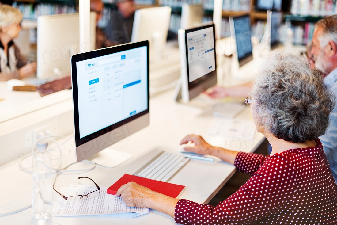 Computer technology class senior citizens | Premium Photo - rawpixel