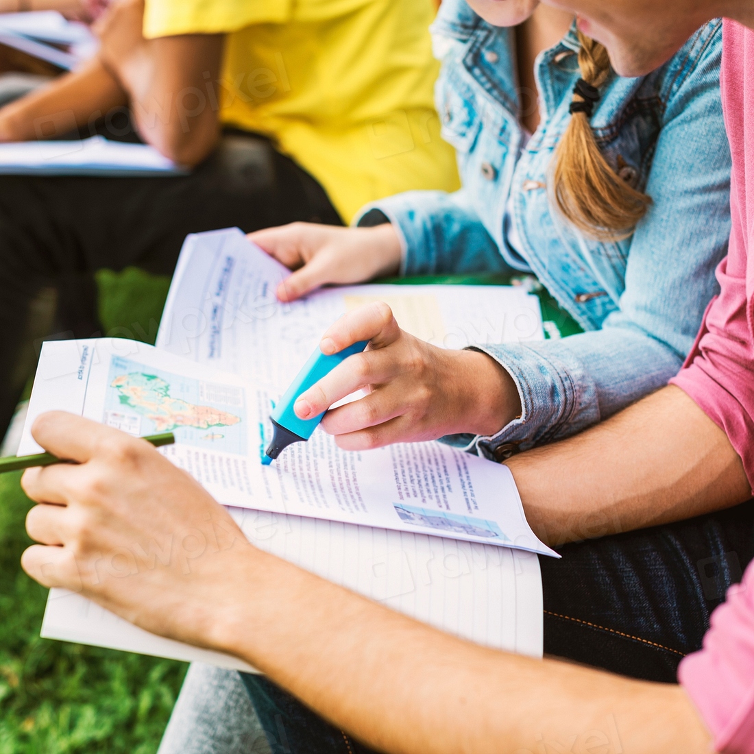 Students doing homework park | Premium Photo - rawpixel