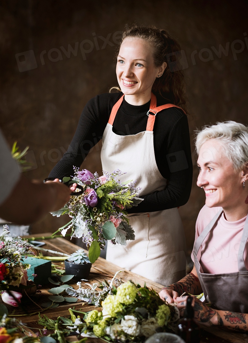 Florist Making Fresh Flowers Bouquet | Premium Photo - rawpixel
