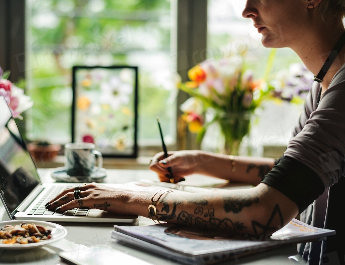 Woman using her laptop create | Premium Photo - rawpixel