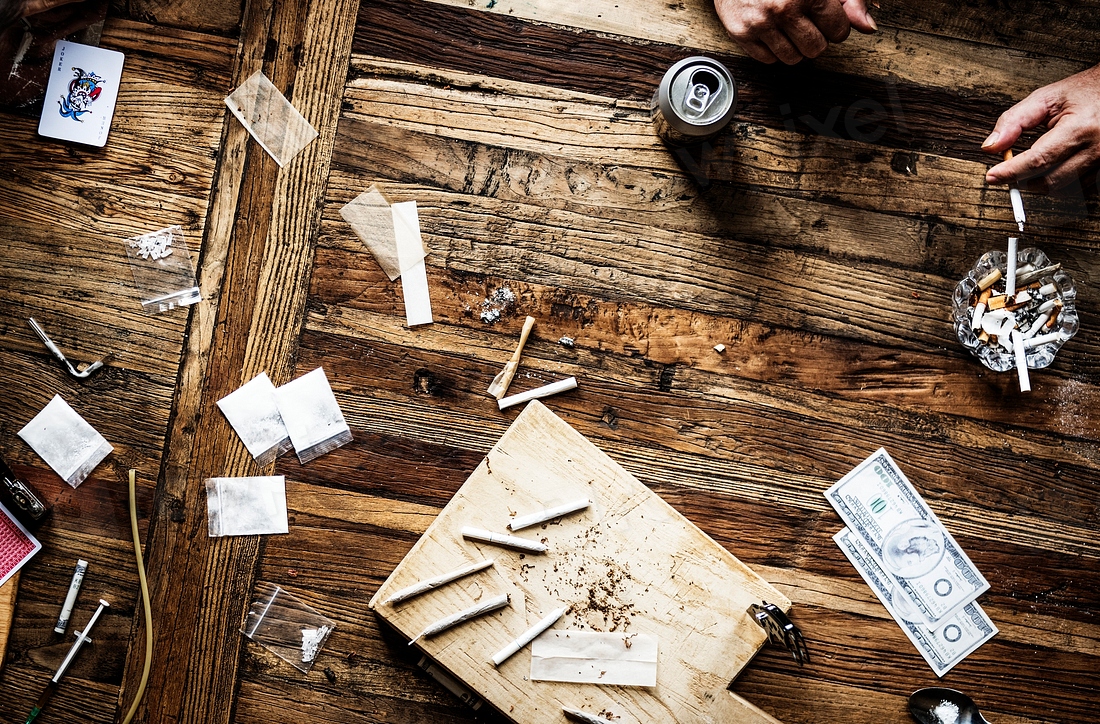 Rolling cigarettes on the table | Premium Photo - rawpixel