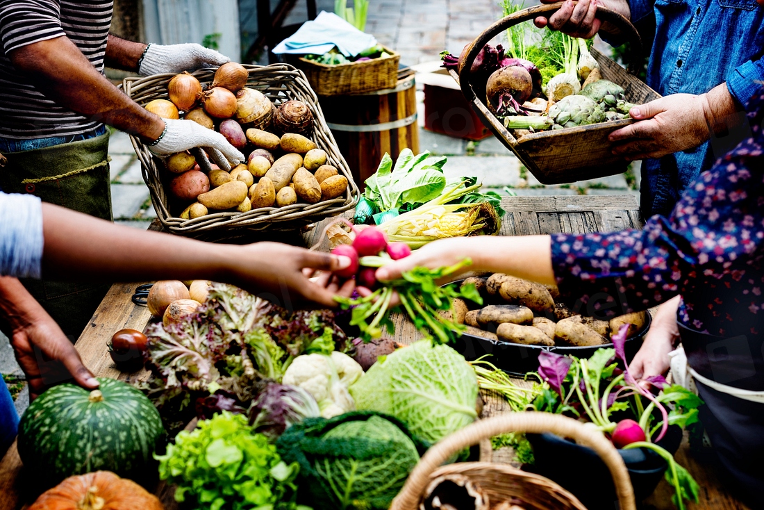 People buying fresh organic vegetable | Premium Photo - rawpixel