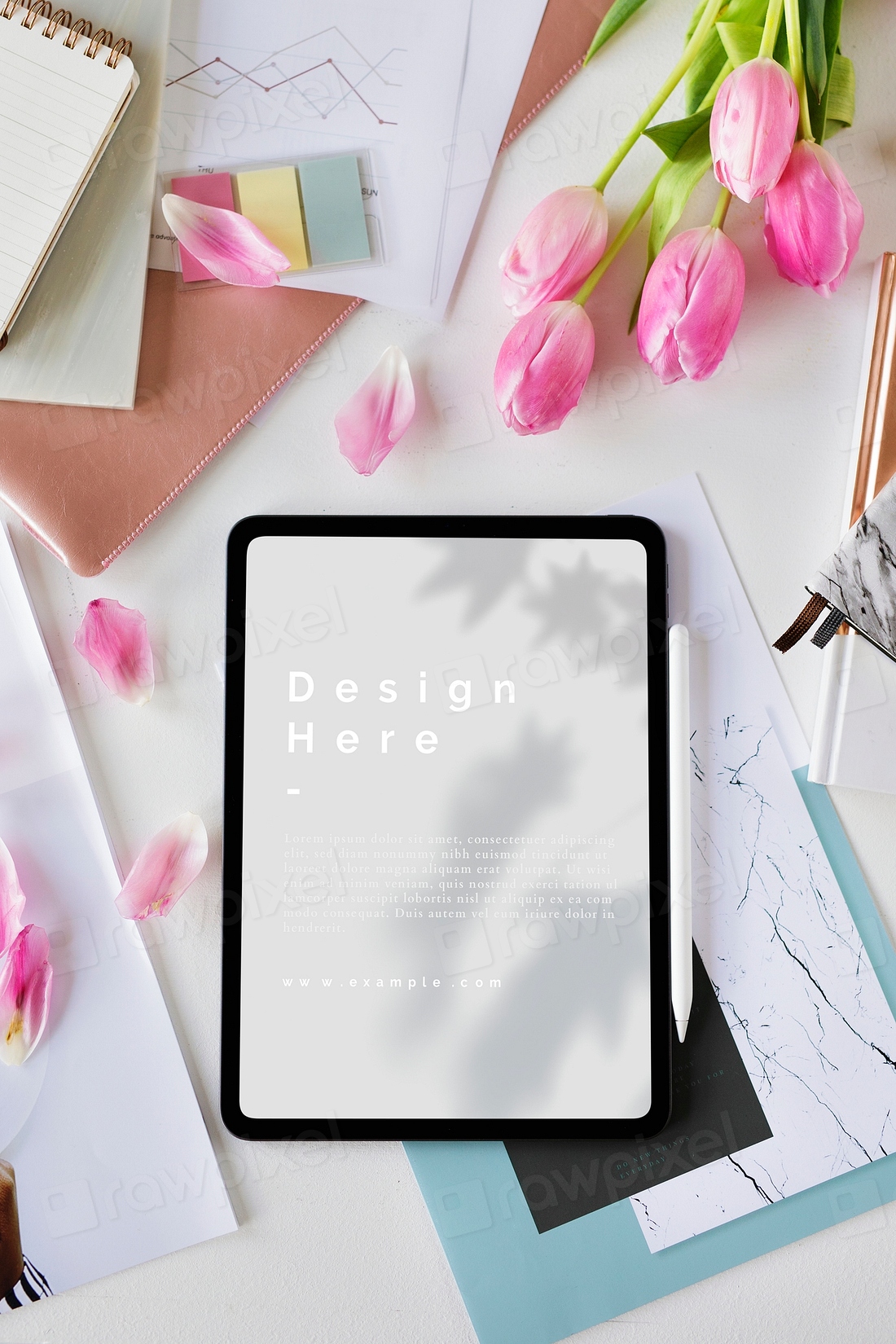 Digital tablet mockup table flowers | Premium PSD Mockup - rawpixel