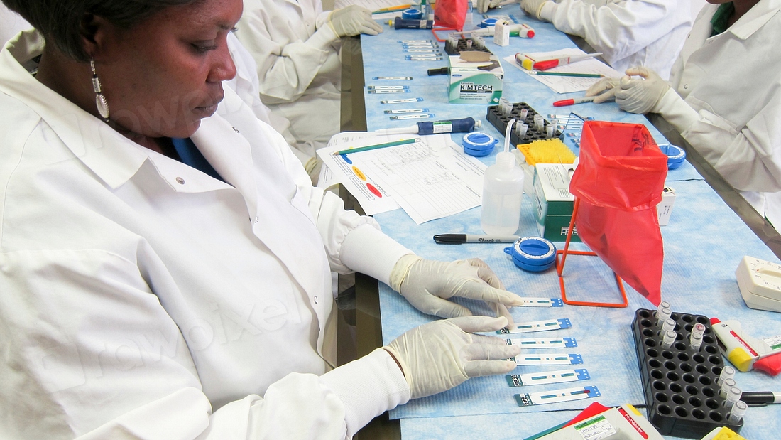 Laboratory technicians working health lab | Free Photo - rawpixel