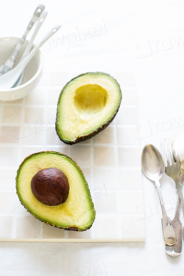 Sliced organic avocado kitchen table | Premium Photo - rawpixel