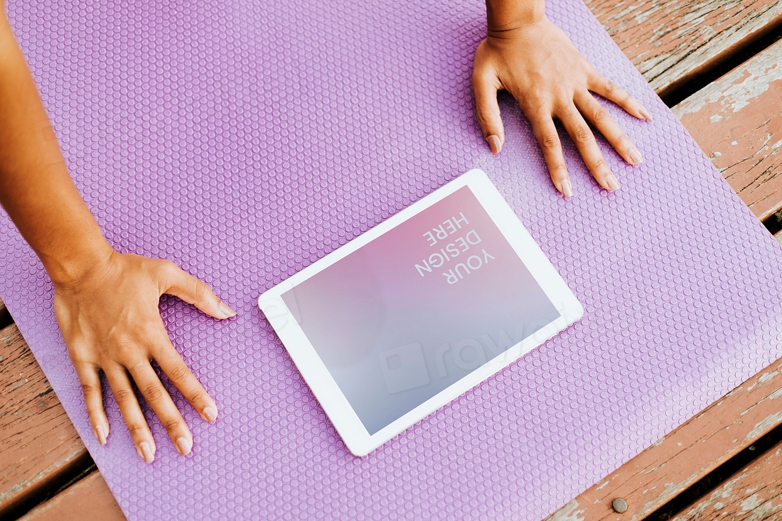 Woman doing yoga using tablet | Premium PSD Mockup - rawpixel