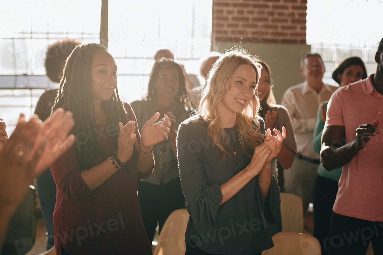 Diverse people clapping after a session | Premium Photo - rawpixel