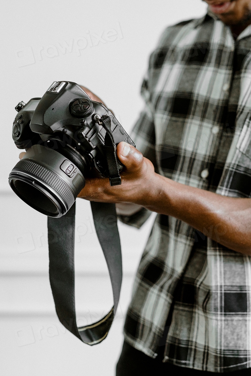 Male photographer holding a camera | Premium Photo - rawpixel