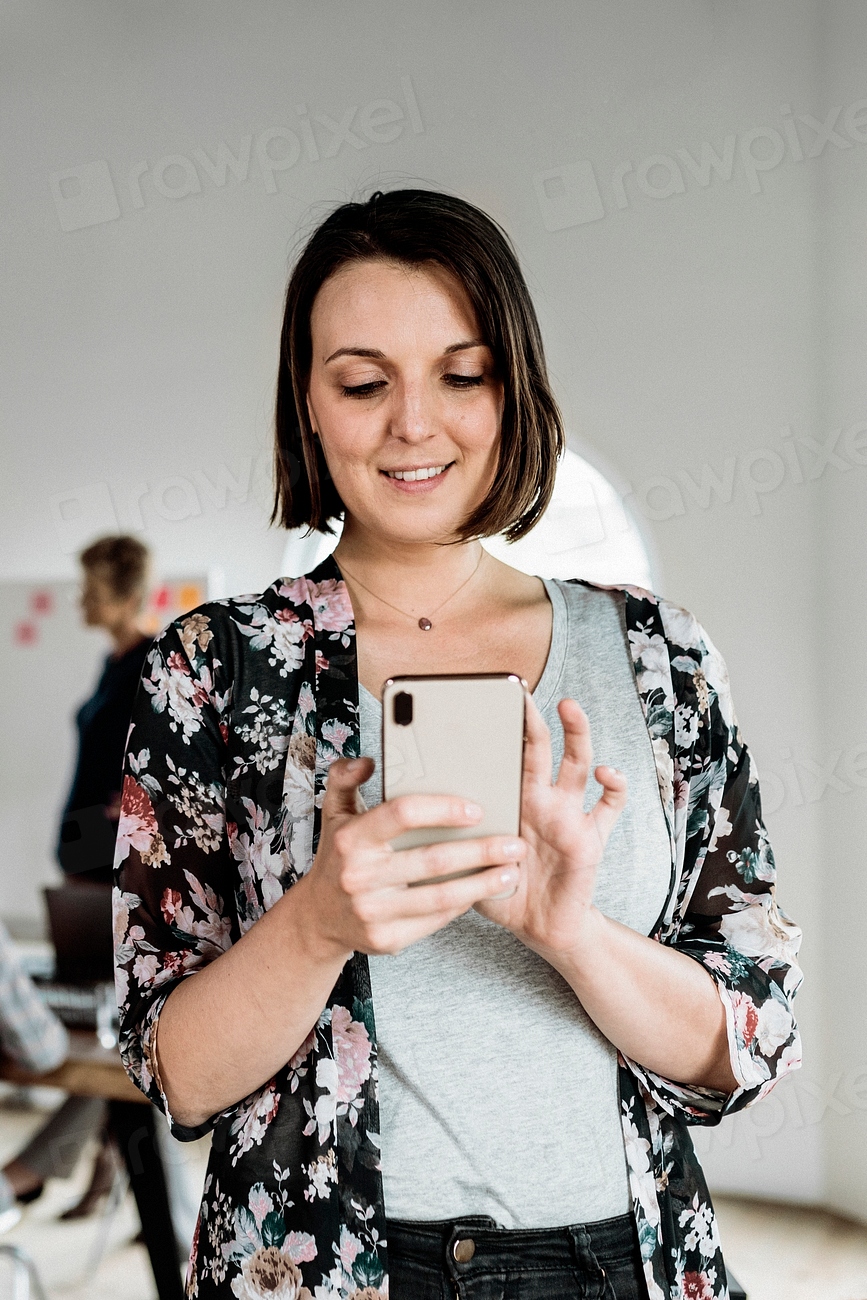 Casual woman using her mobile | Premium Photo - rawpixel