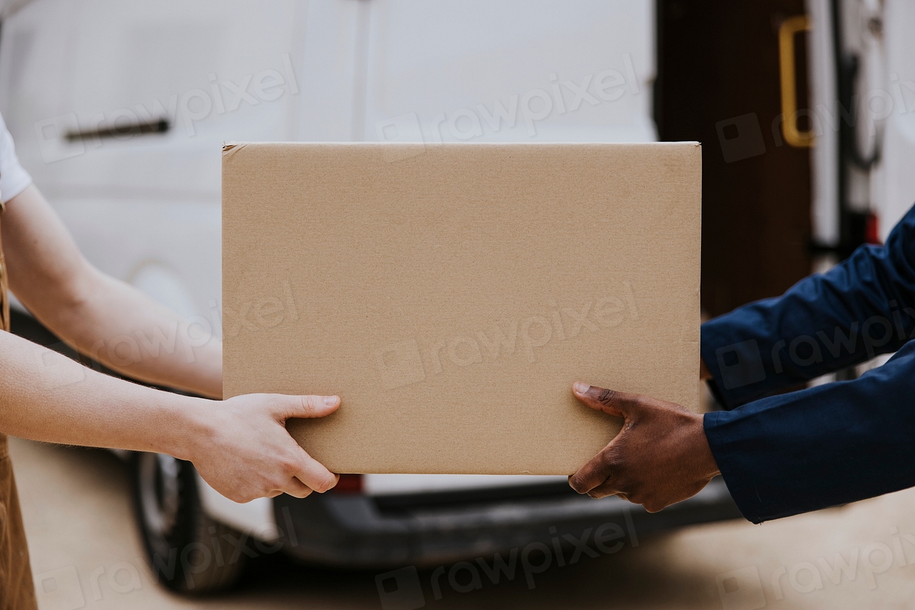 Delivery man handing box to customer | Premium Photo - rawpixel