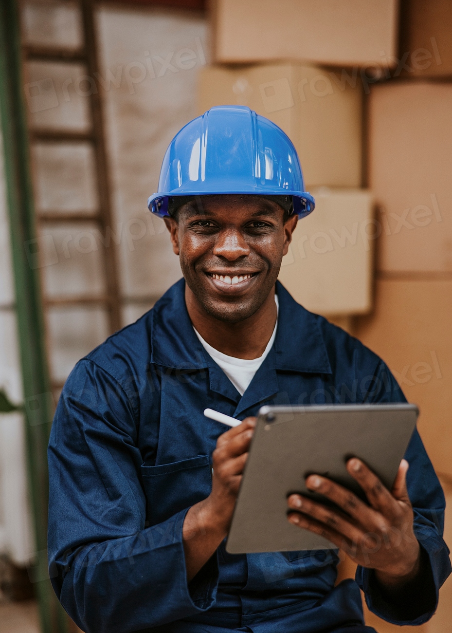 Professional moving service worker smiling | Premium Photo - rawpixel
