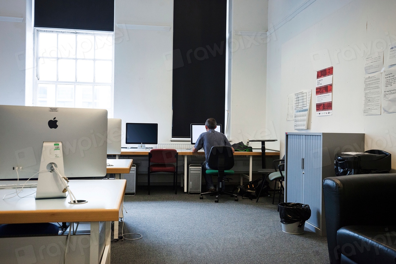 Apple iMac, computer lab, location | Free Photo - rawpixel