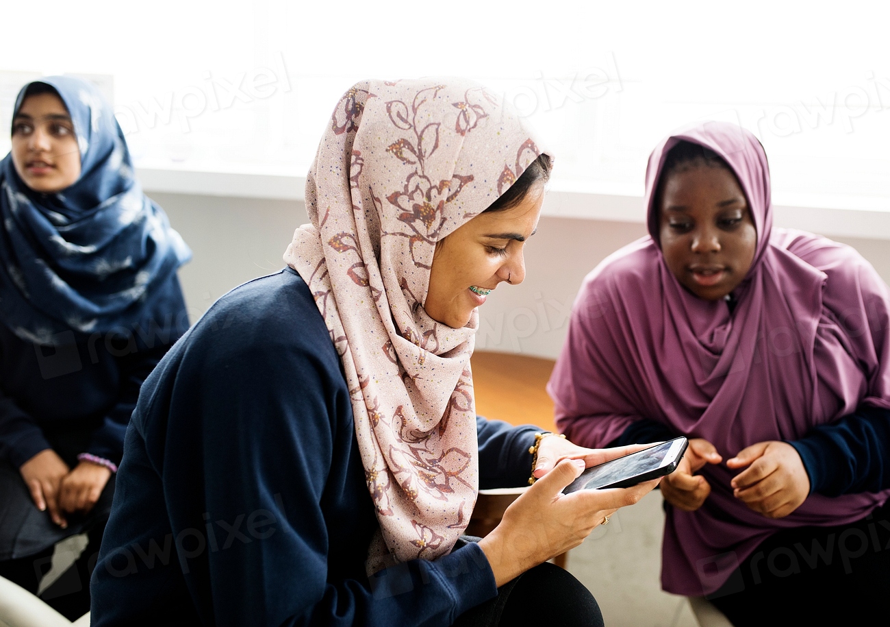 Group Muslim students using smartphone | Premium Photo - rawpixel