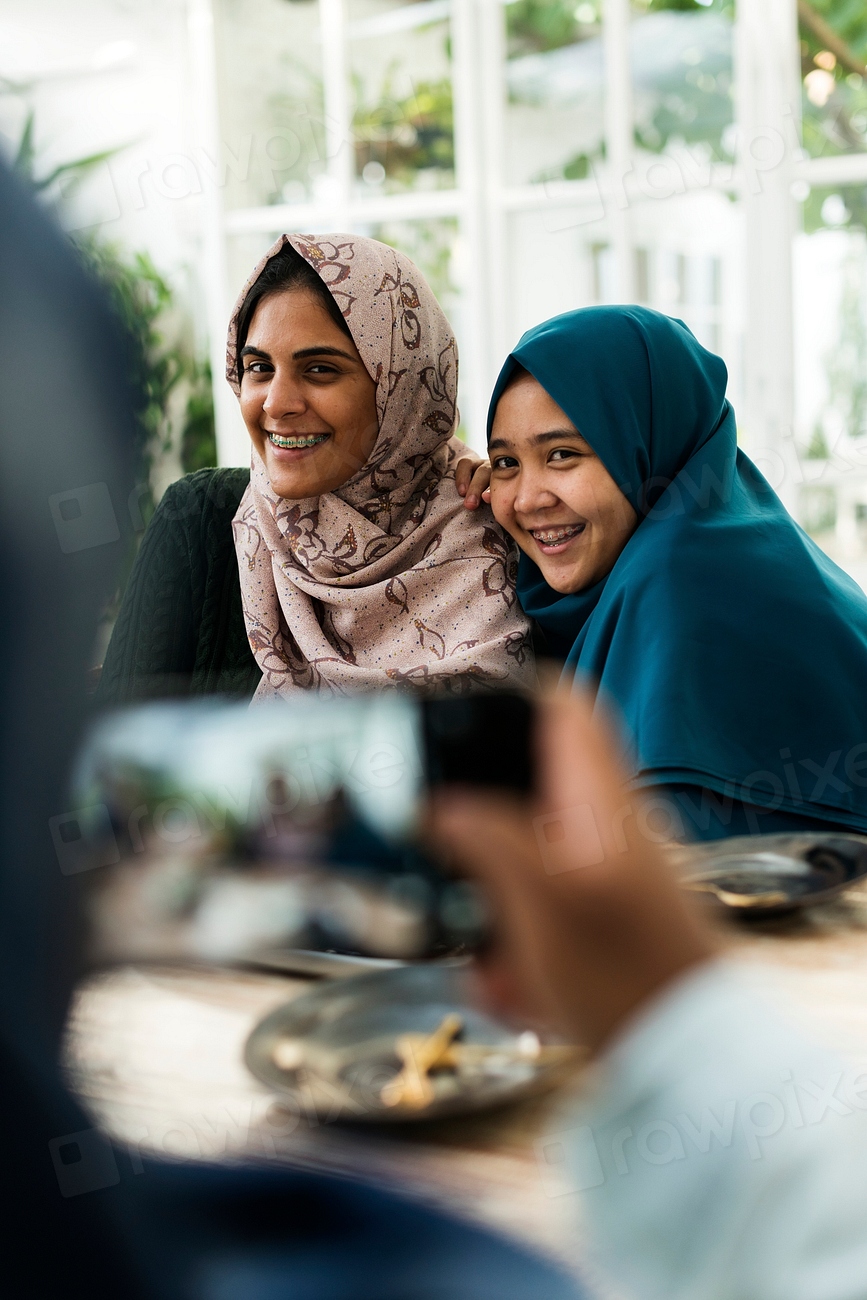 Group of students using mobile | Premium Photo - rawpixel