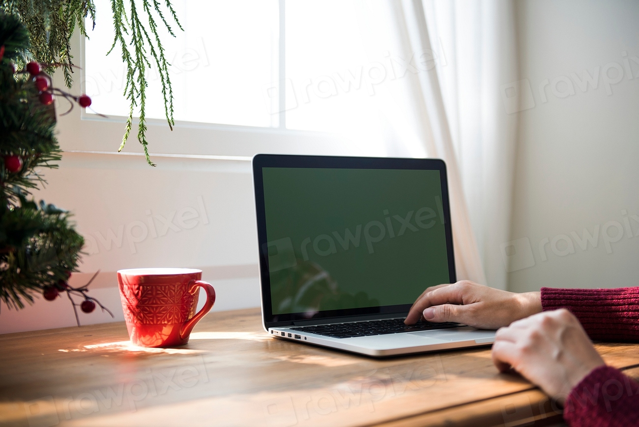 Closeup computer laptop Christmas day | Premium PSD Mockup - rawpixel