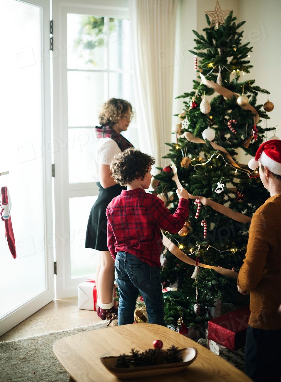 People decorating Christmas tree | Free Photo - rawpixel