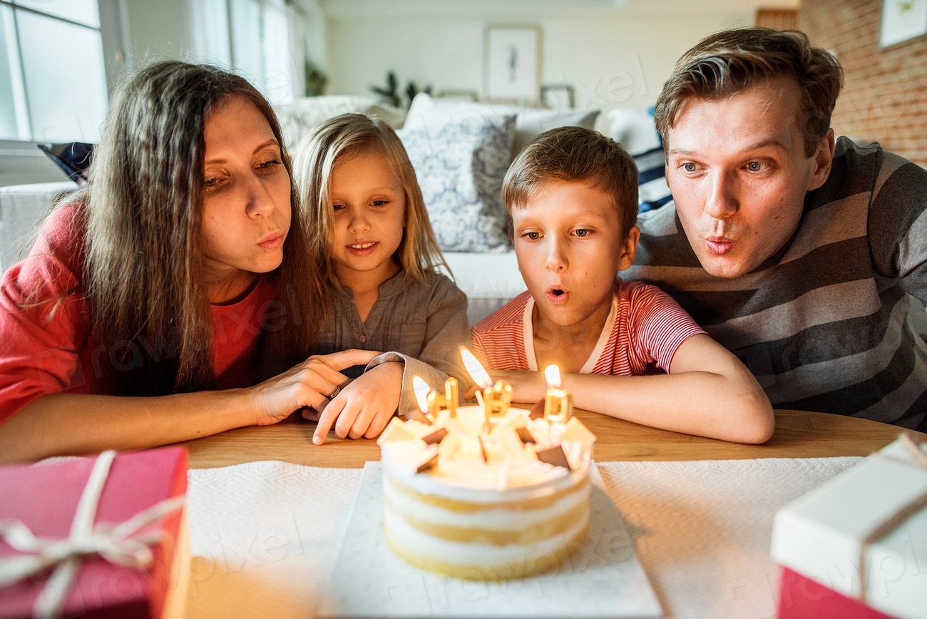 Family birthday party at home | Premium Photo - rawpixel