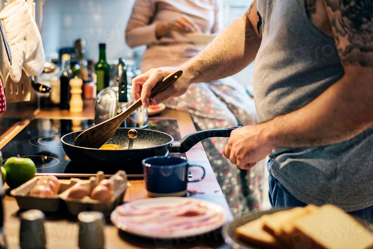 Man cooking breakfast kitchen | Premium Photo - rawpixel