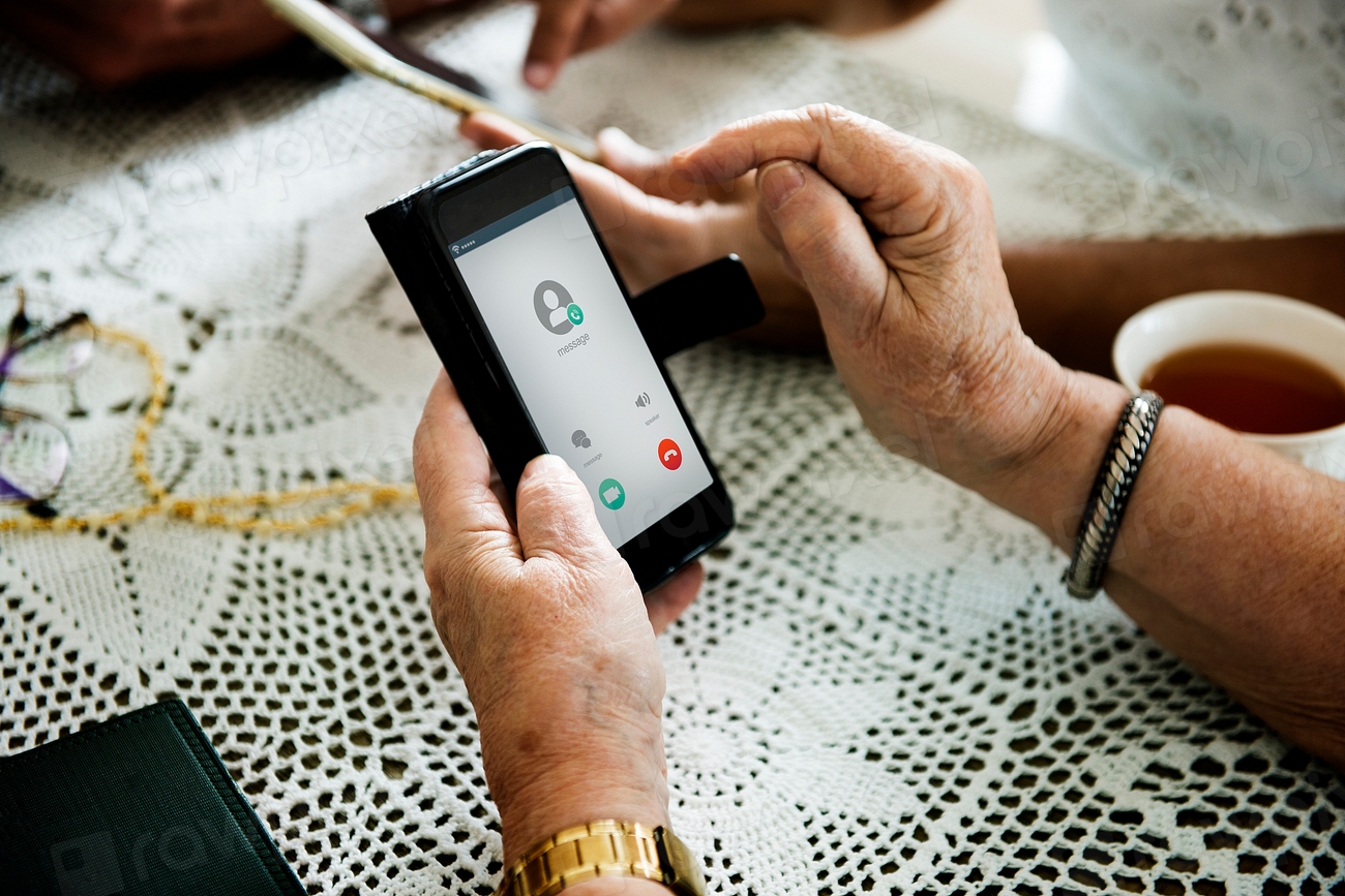 Closeup hands using mobile phone | Premium Photo - rawpixel