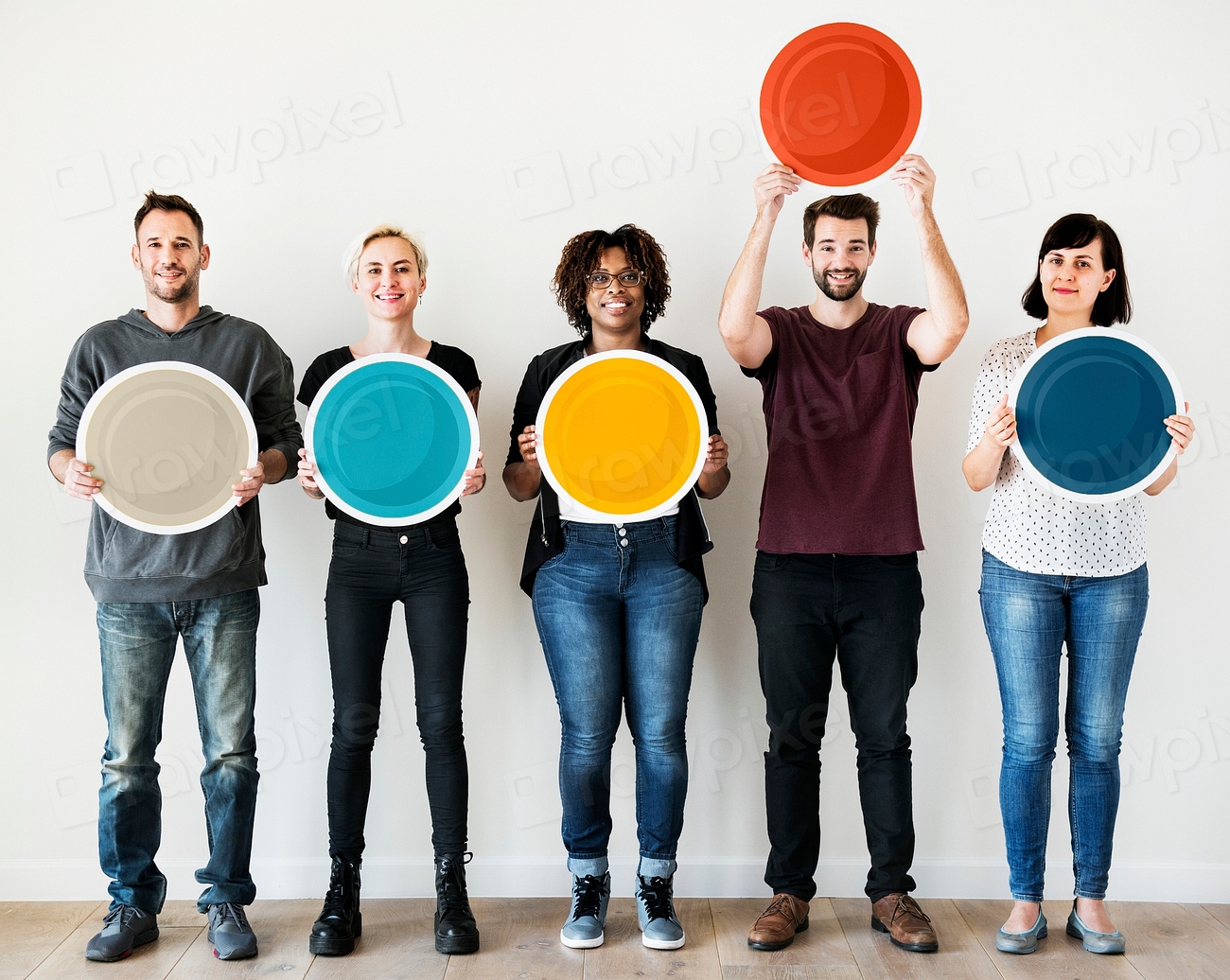 Diverse people holding blank round | Premium PSD - rawpixel