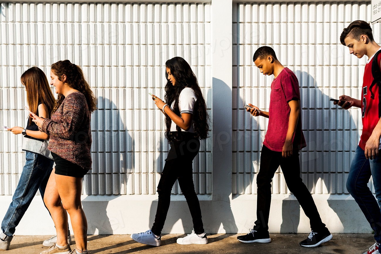 Group diverse teenagers using phones | Premium Photo - rawpixel