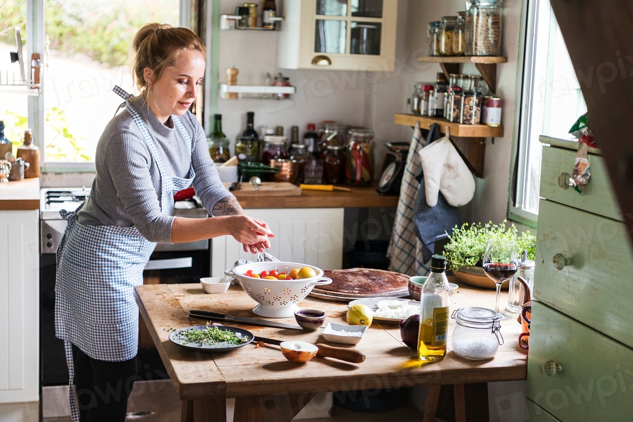Woman preparing dinner kitchen | Premium Photo - rawpixel