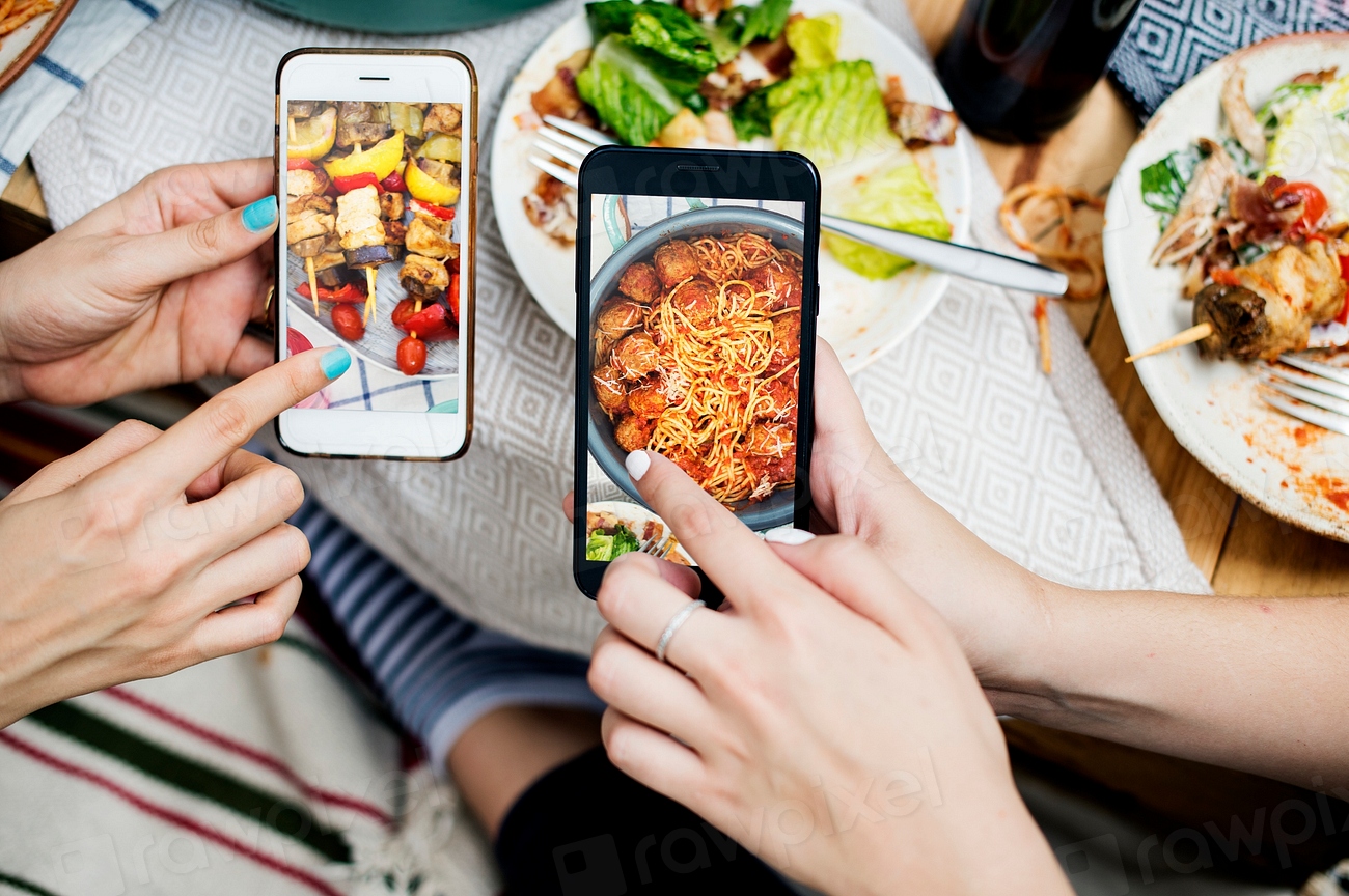 People sharing food photos on mobile | Premium PSD Mockup - rawpixel