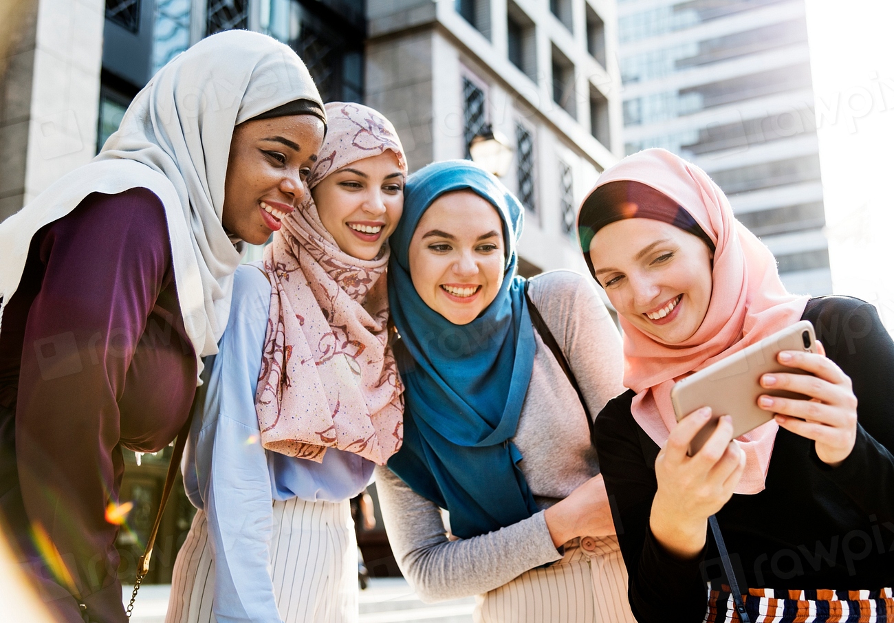 Group of islamic women taking | Photo - rawpixel