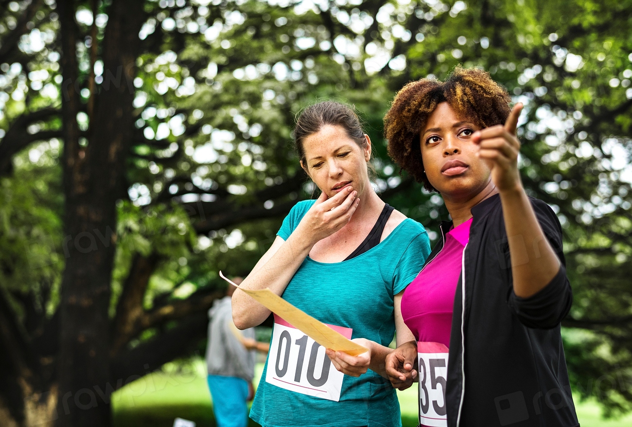 Women looking map orienteering box | Premium Photo - rawpixel