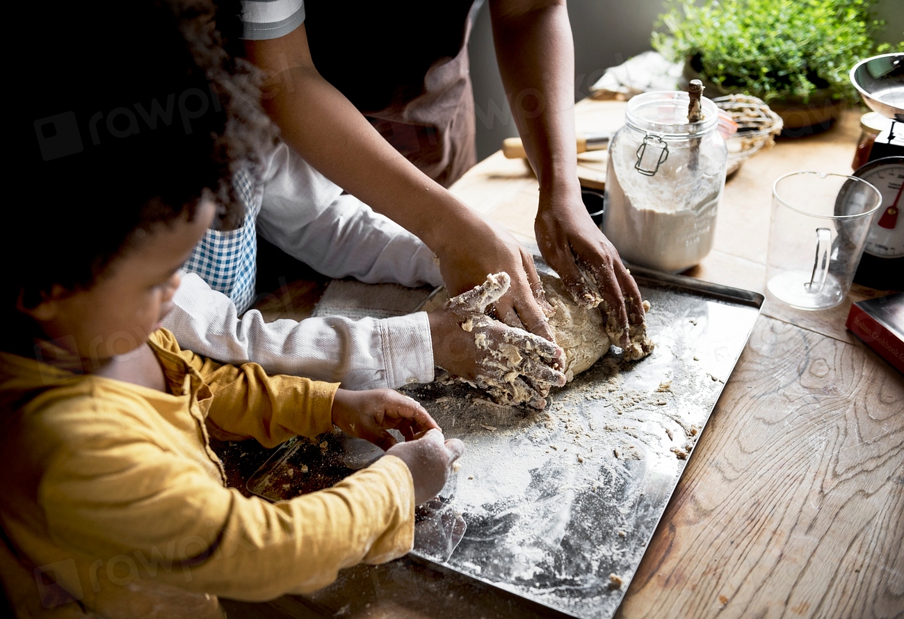 Brothers baking with their mum | Premium Photo - rawpixel