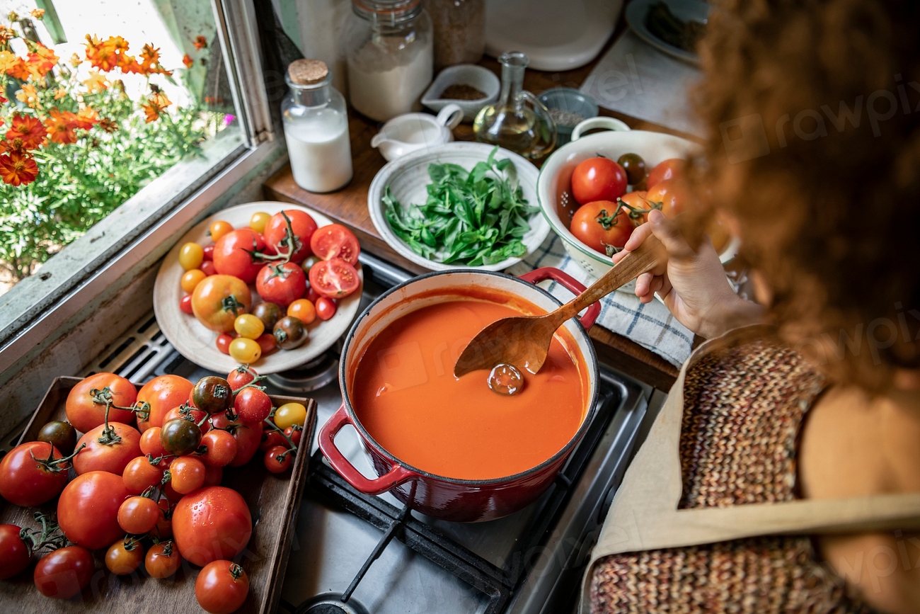 Homemade tomato soup cooking in the kitchen | Premium Photo - rawpixel