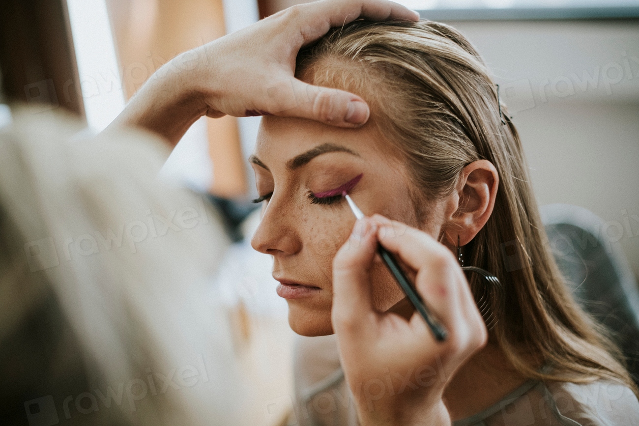 Makeup artist doing a wing | Premium Photo - rawpixel