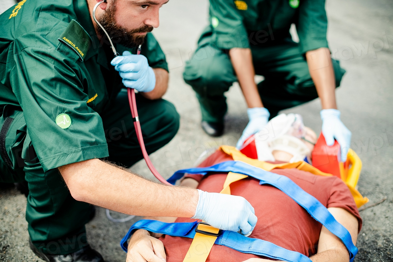 Paramedic team rescuing critical patient | Premium Photo - rawpixel