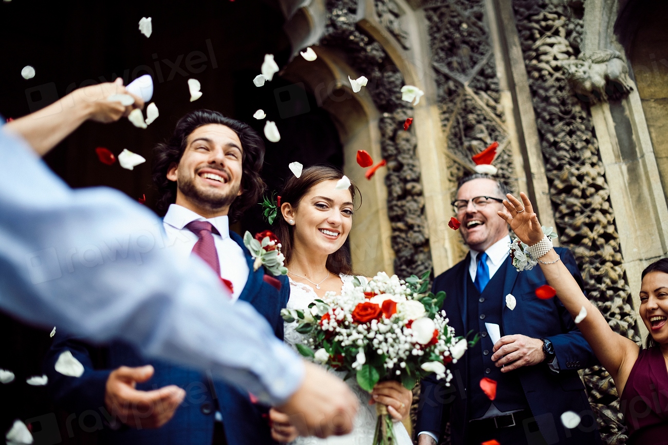 Family throwing rose petals newly | Premium Photo - rawpixel