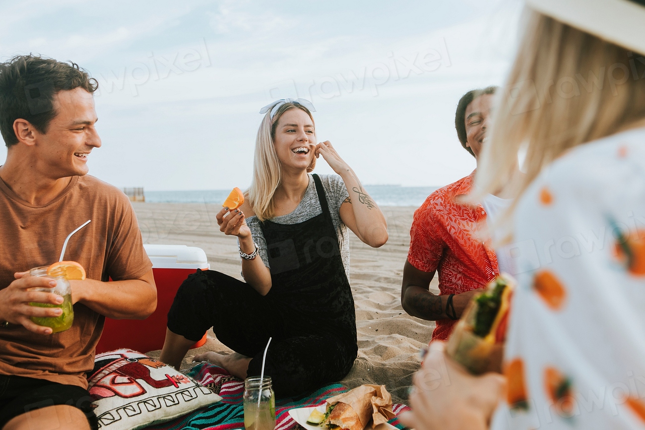 Friends eating food at a beach | Photo - rawpixel