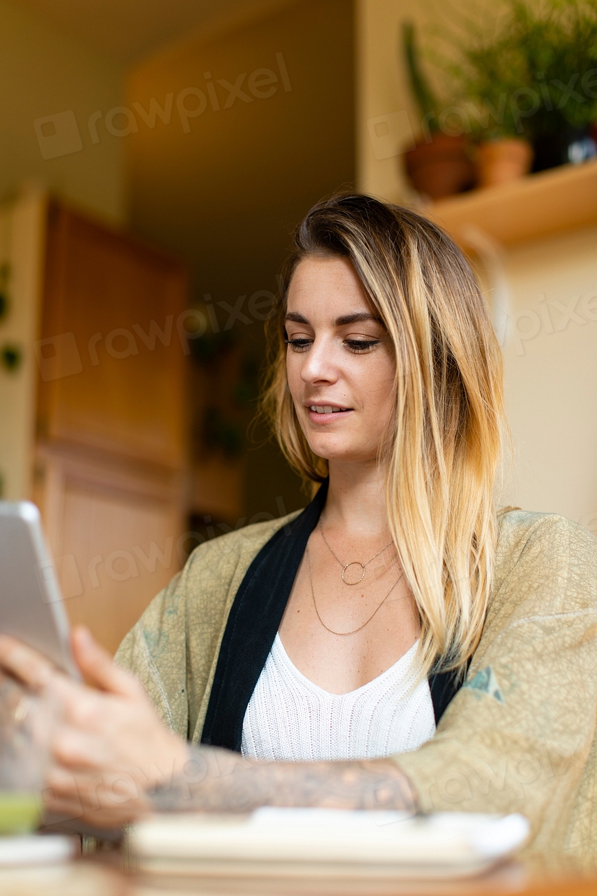Relaxed woman working from home | Photo - rawpixel