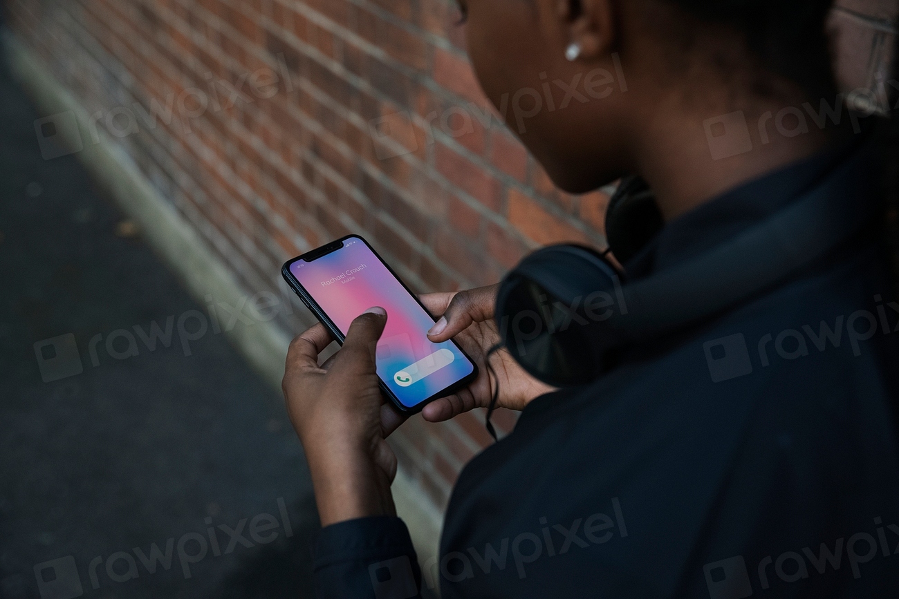 Sporty woman picking up a call | Premium PSD Mockup - rawpixel